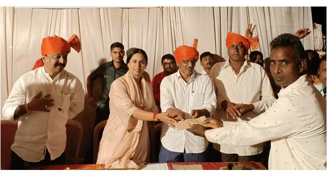 ಚಕ್ಕಡಿ ಶರ್ಯತ್ತು ವಿಜೇತರಿಗೆ ಬಹುಮಾನ ವಿತರಿಸಿದ ಶಾಸಕಿ ಲಕ್ಷ್ಮೀ ಹೆಬ್ಬಾಳಕರ್ ...